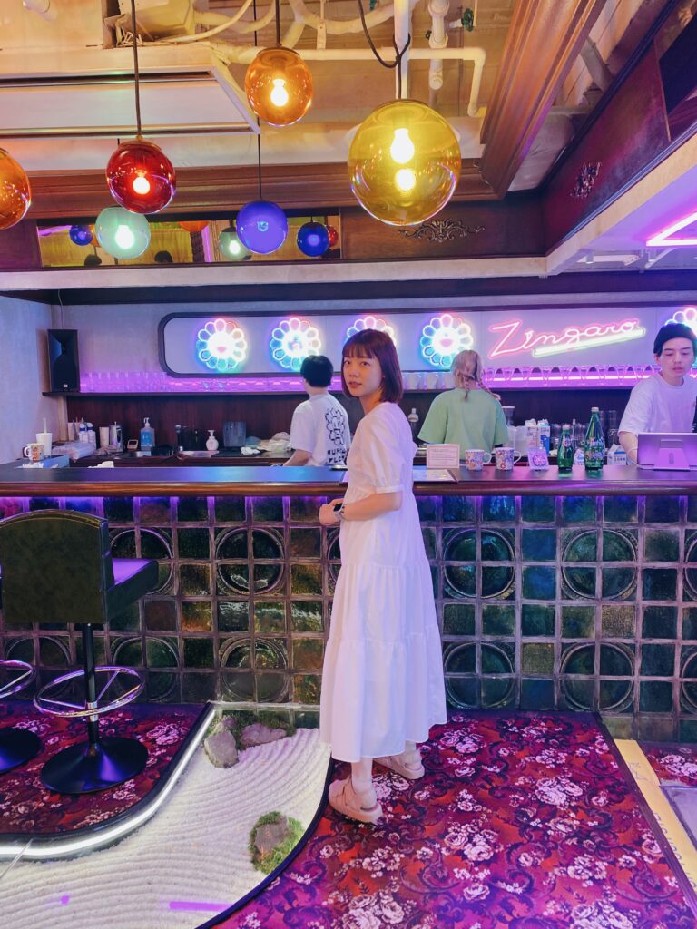 【東京跑咖】村上隆復古喫茶店「Coffee Zingaro」，繽紛美好昭和年代風情，經典微笑小花拿鐵可愛必點 - 雙木姐妹