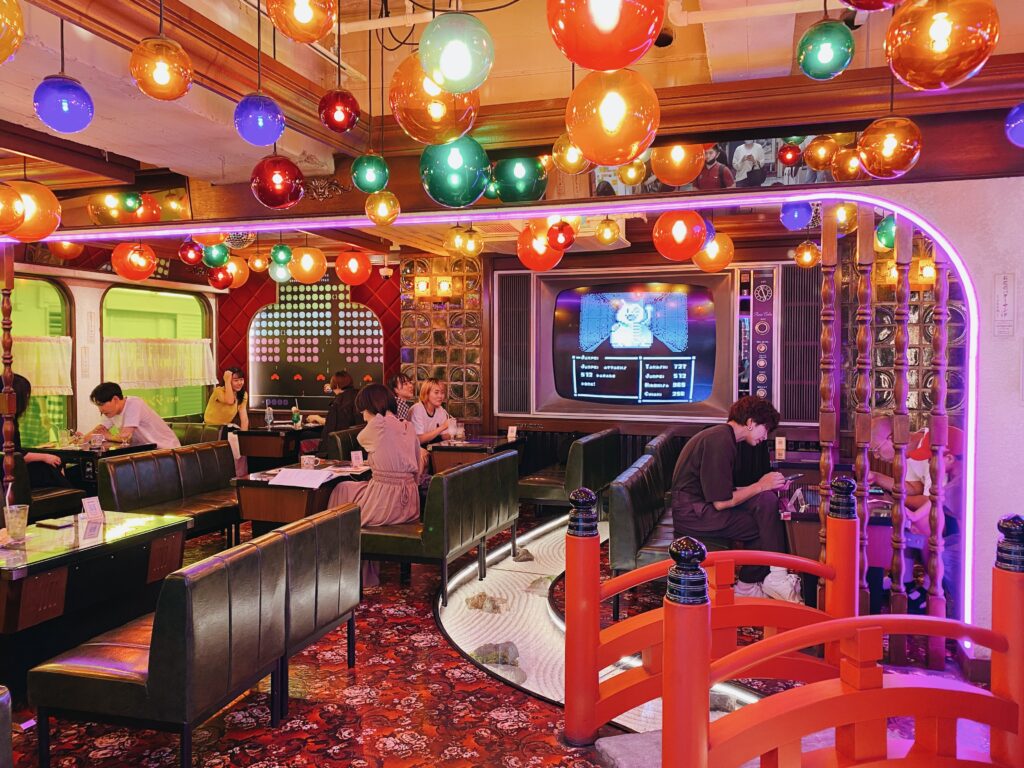 【東京跑咖】村上隆復古喫茶店「Coffee Zingaro」，繽紛美好昭和年代風情，經典微笑小花拿鐵可愛必點 - 雙木姐妹