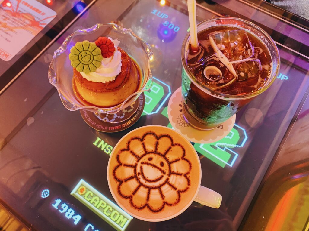 【東京跑咖】村上隆復古喫茶店「Coffee Zingaro」，繽紛美好昭和年代風情，經典微笑小花拿鐵可愛必點 - 雙木姐妹