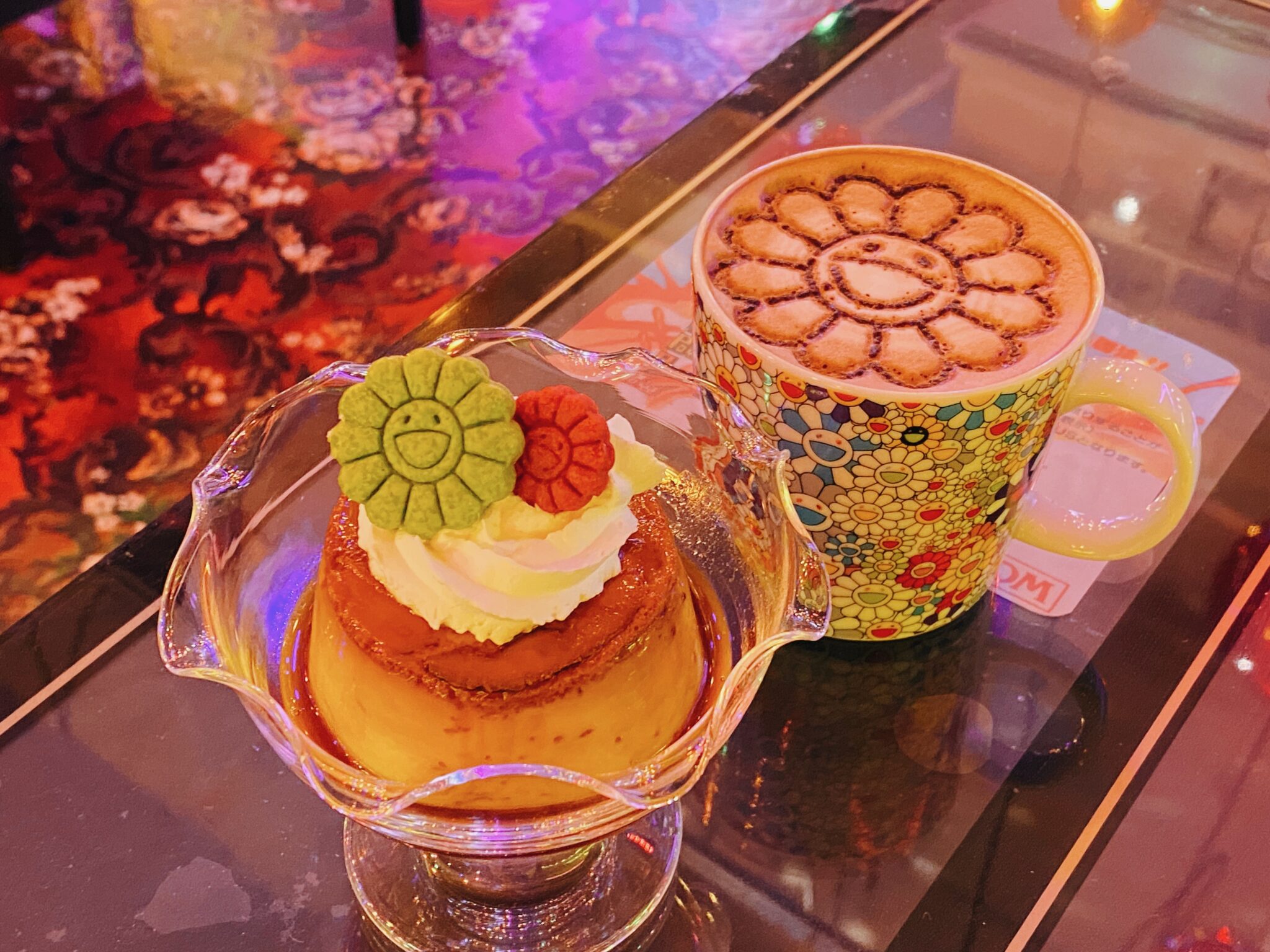 【東京跑咖】村上隆復古喫茶店「Coffee Zingaro」，繽紛美好昭和年代風情，經典微笑小花拿鐵可愛必點 - 雙木姐妹